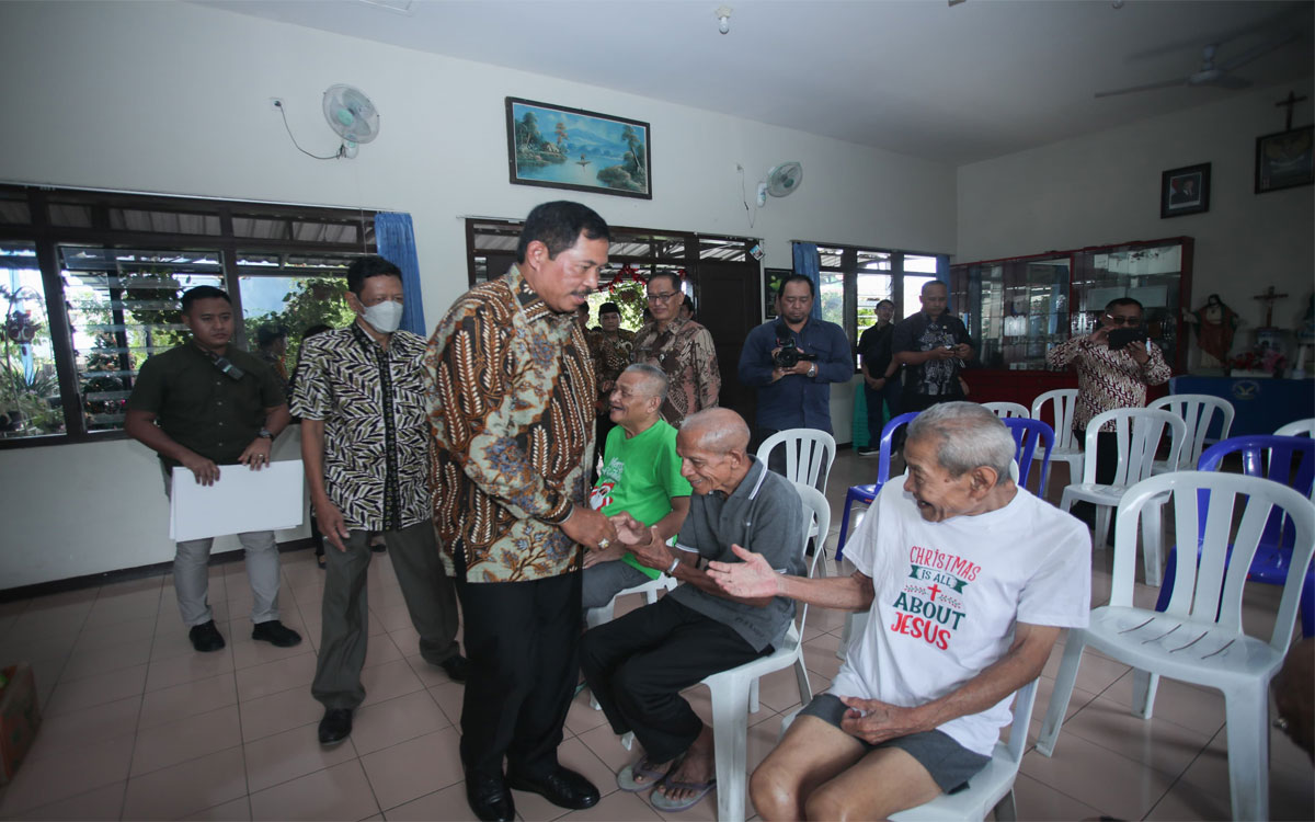 Natalan 2024, Pj Gubernur Jateng Berbagi Kasih Dengan Puluhan Lansia di Panti Wreda